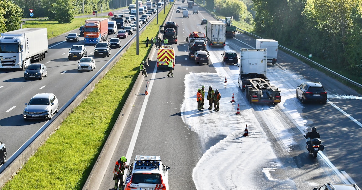 Anderhalf uur file op E17 naar Antwerpen door drie ongevallen in ...