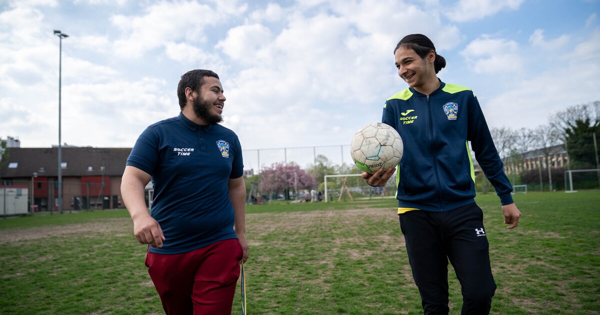 Voetballer Ali (15) en trainer Bubba (22) over City Pirates, de ...