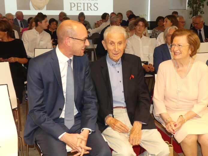 Jarige ereburgemeester Georges Peirs (90) gehuldigd met levensgrote ...