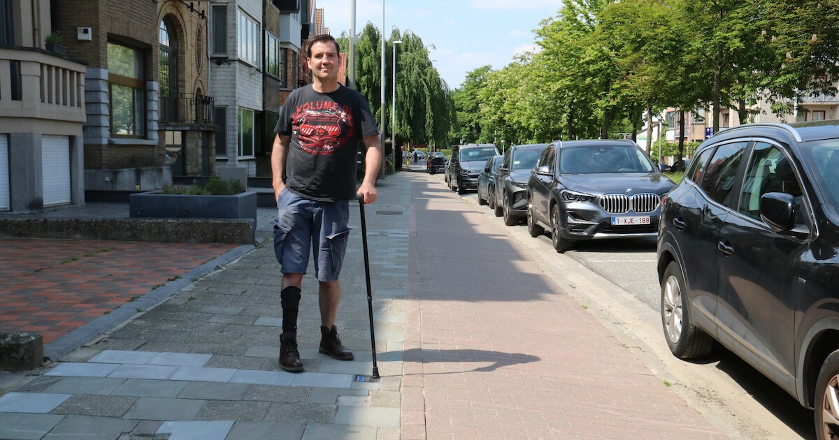 Stefaan (51) kwam hard ten val met zijn fiets in Aalst: “Gelukkig droeg ...