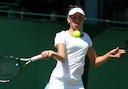 Elise Mertens overwint valse start en wringt zich langs Roemeense naar ...