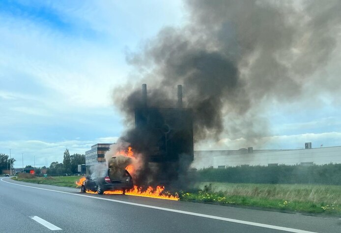 Spectaculair beeld: wagen brandt volledig uit op pechstrook van ...