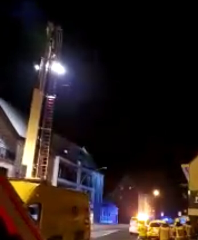 Man gooit dakpannen in het rond en dreigt van dak te springen | Ravels ...