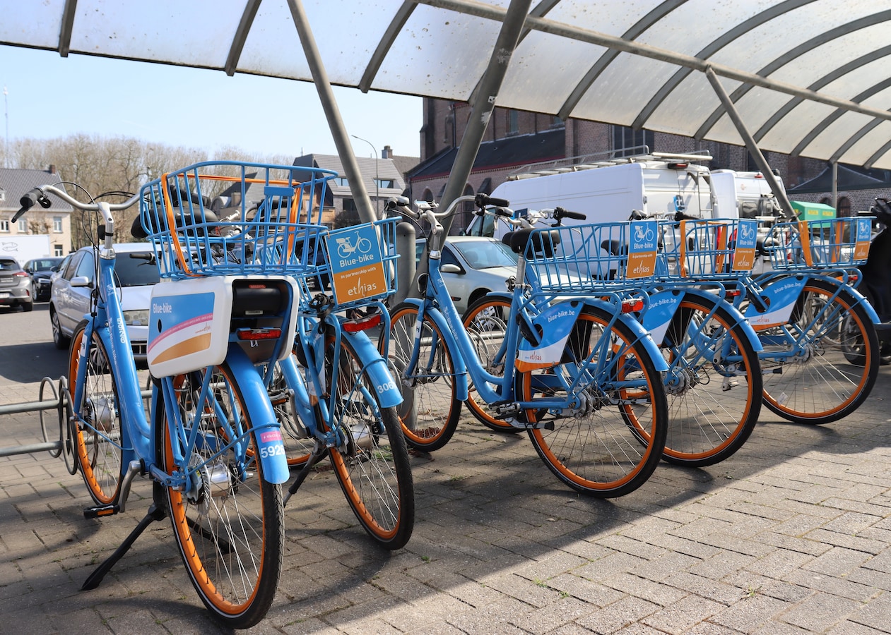 Blue-bikes in Opglabbeek verplaatst naar Hoppinpunten | Foto | hln.be