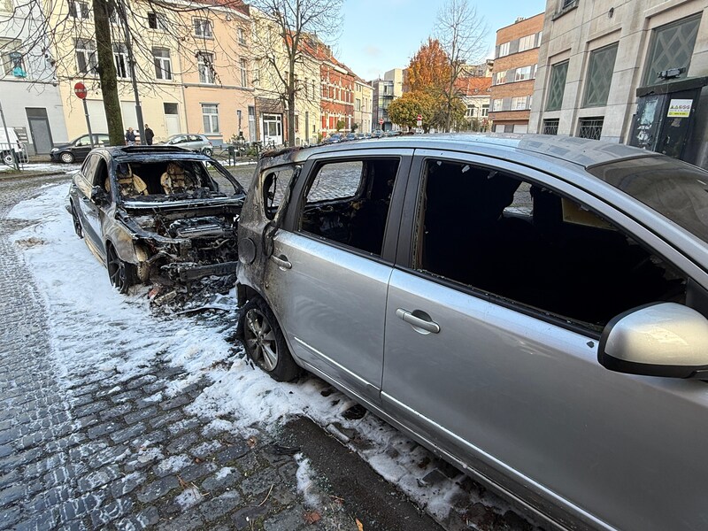 Brand in geparkeerde auto slaat over op tweede voertuig in Sint-Jans ...