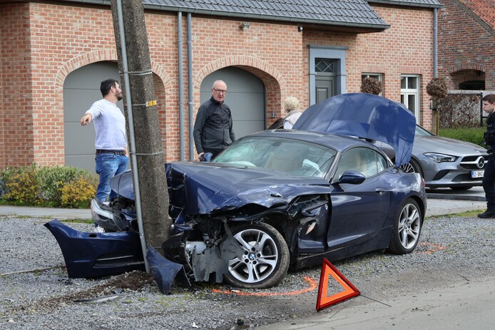 Tegen verlichtingspaal na frontale botsing in Brielstraat | Lokeren | hln.be