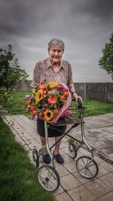 Anna (101) is het oudste bloemenmeisje van het land: “De verliezer ...