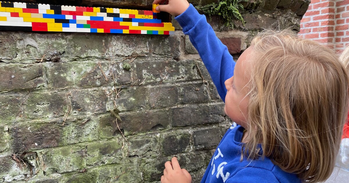 Kindjes vullen oud Beernems schoolmuurtje met Lego-blokjes: “Zo willen ...
