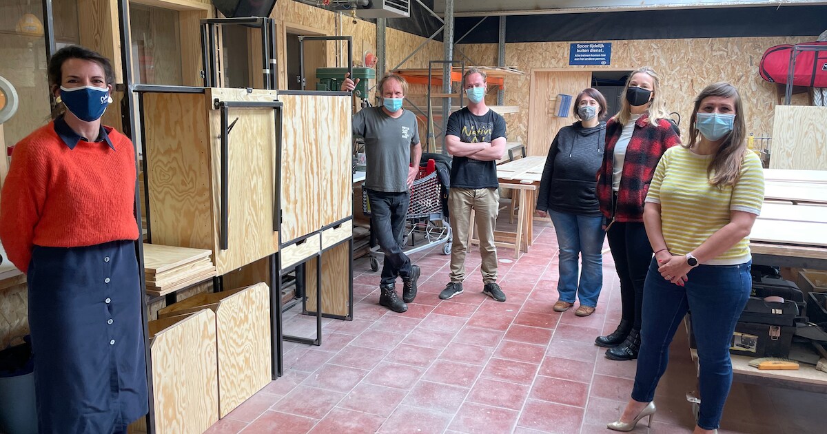 Jongeren De Bolle maken zelf nieuwe meubelen met Atelier De Vonk om ...