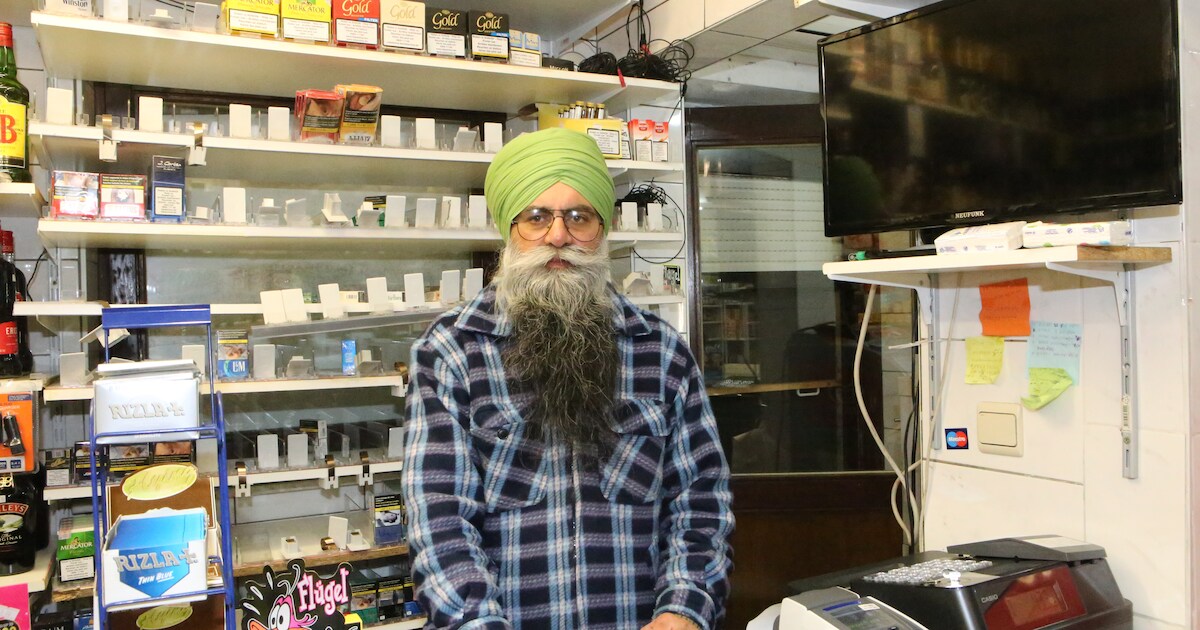 Nog geen 24 uur nadat overvallers pistool in zijn nek duwen, staat ...