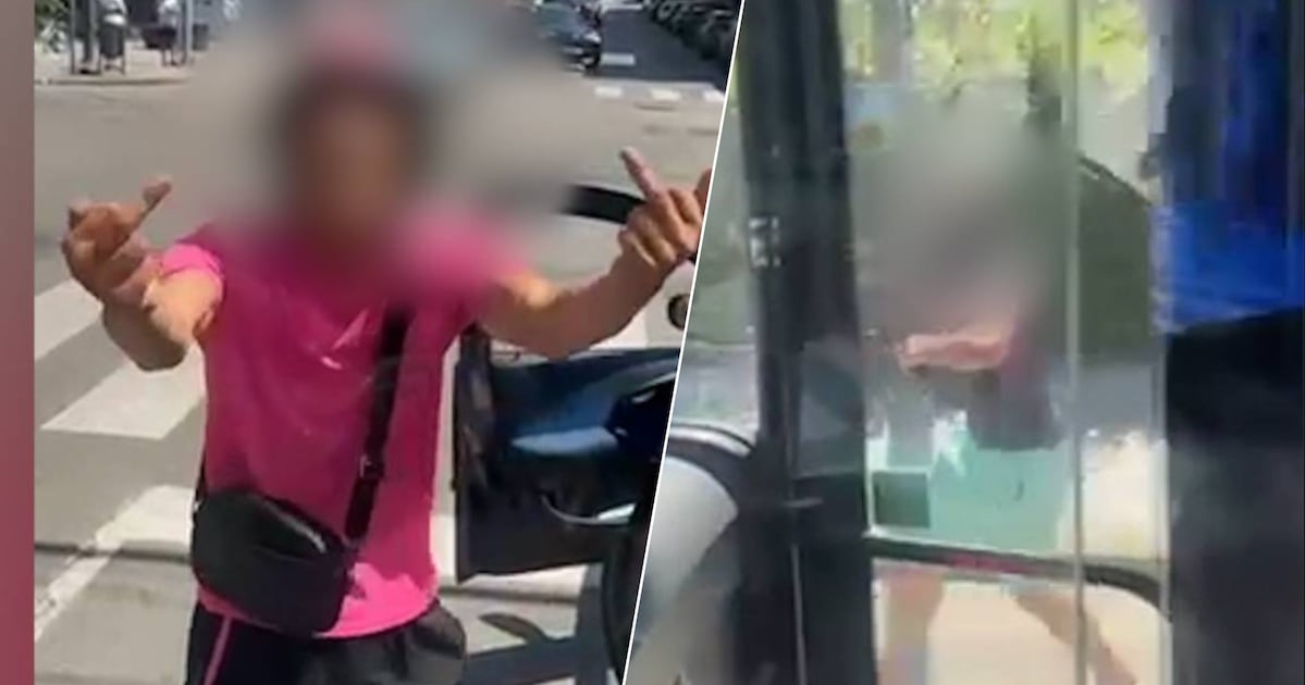 KIJK. Groep gooit stenen naar bus en gedraagt zich agressief naar ...