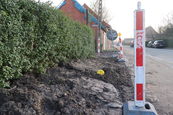 Wéér scheuren twee woningen, nadat zelfde aannemer voor De Watergroep in grond boort: “Hoe kan ...