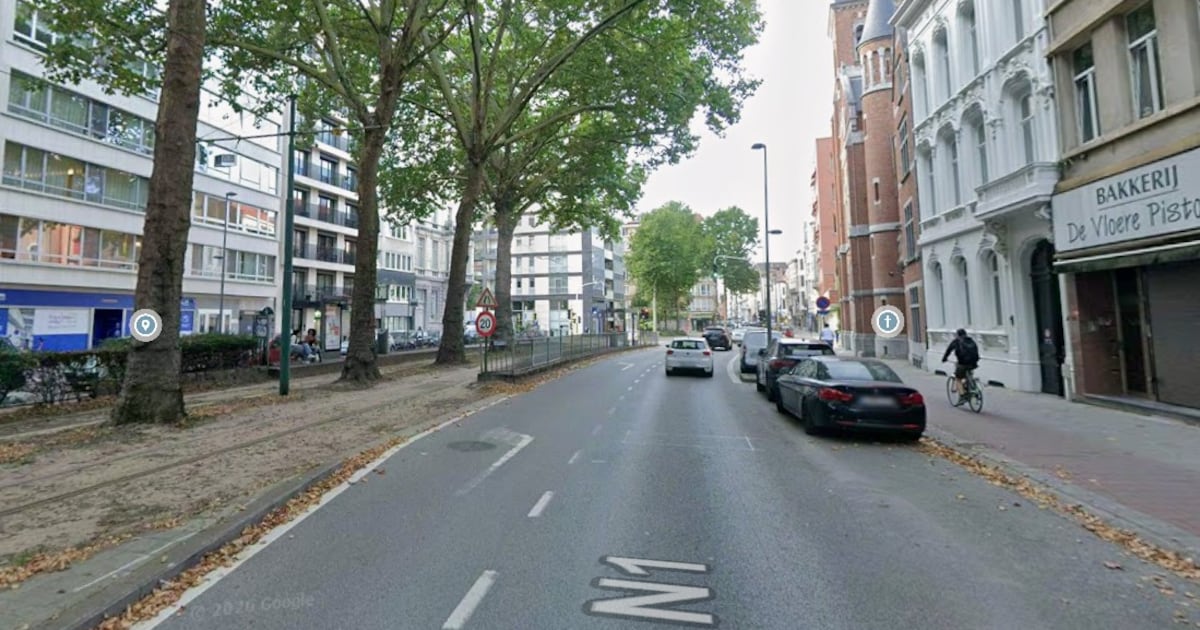 Auto grijpt fietsende mama (25) met twee kinderen in Mortsel: vrouw in ...