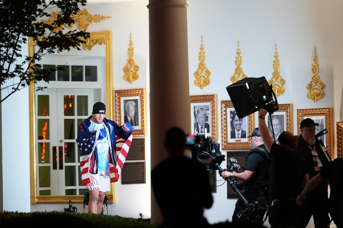 Trump woont kooigevecht bij in tuin Witte Huis en lacht nadat vechter ...
