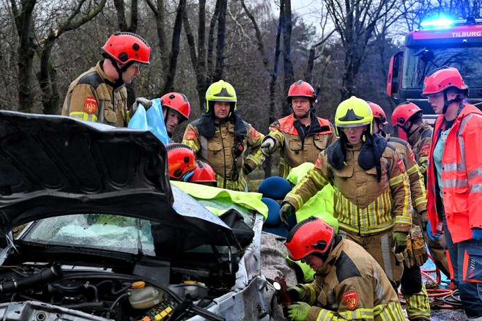 Grote ravage nadat auto over de kop slaat bij Hilvarenbeek, drie ...