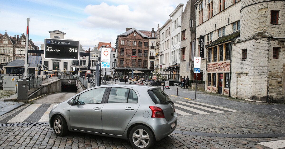 Boete voor autobestuurster die geparkeerde wagen tikt onder de ...