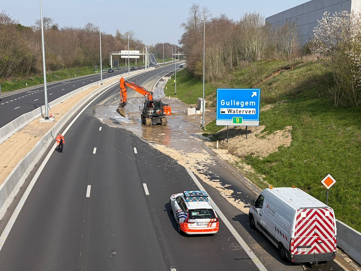 Waterlek zet R8 in Heule onder water en bedekt rijstroken met modder ...