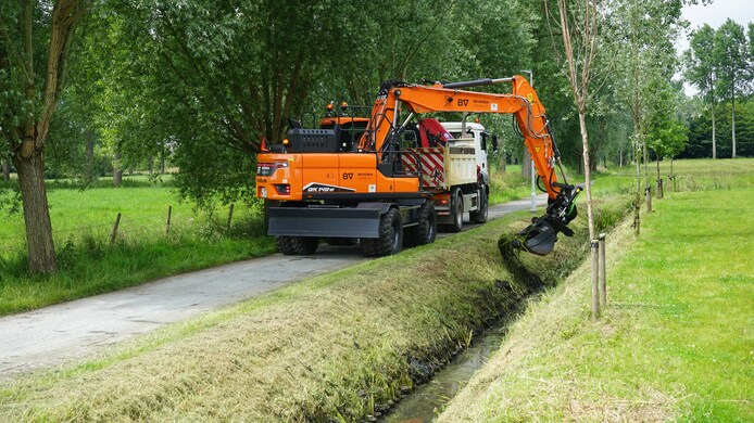 Nieuwe graafmachine om 130 km aan waterlopen te ruimen | Beveren | hln.be