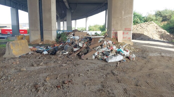 Sluikstorters droppen tonnen afval onder viaduct van Vilvoorde: “Kunnen ...