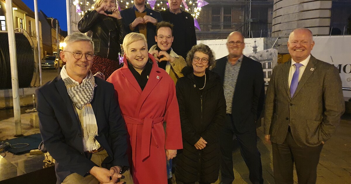 Lieve De Decker (54) en Steven Lepoutre (55) twee witte konijnen op ...