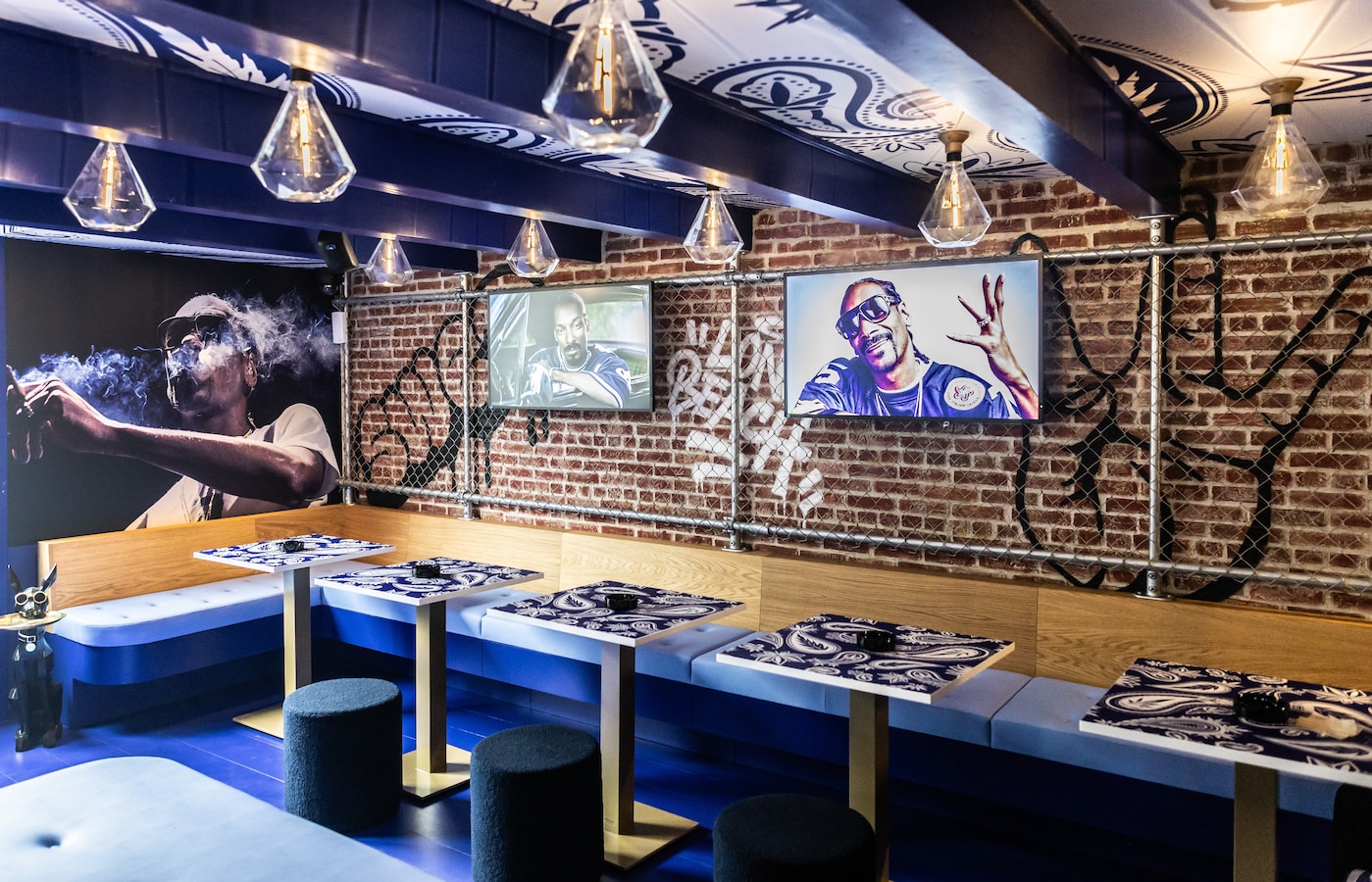 Rapper Snoop Dogg opent coffeeshop in Amsterdam met naam ‘Smoke Weed ...