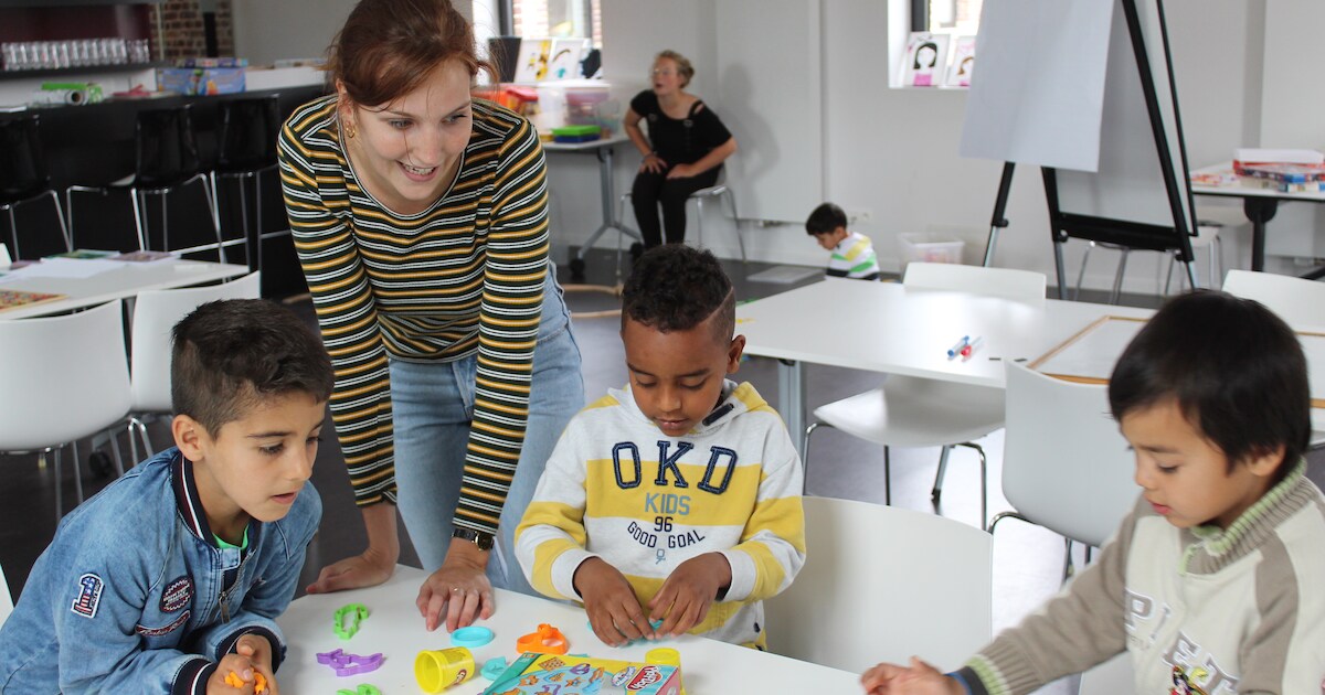 Juffen offeren eigen vakantie op om anderstalige kinderen les te geven ...
