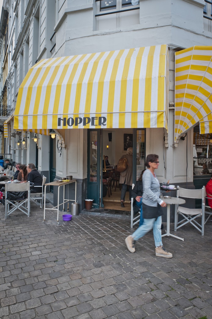 Kogelinslagen ontdekt aan raam van bekend café Hopper op Antwerpse Zuid | Antwerpen | hln.be