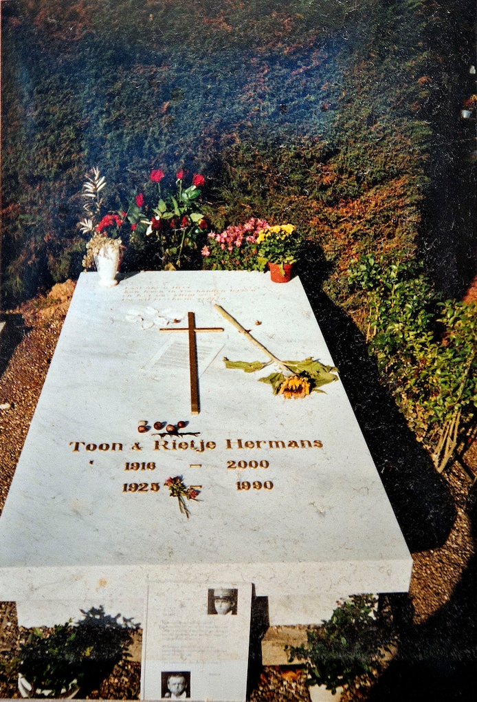 Nieuwe boombank bij graf Toon Hermans volgend jaar klaar | Dilsen ...