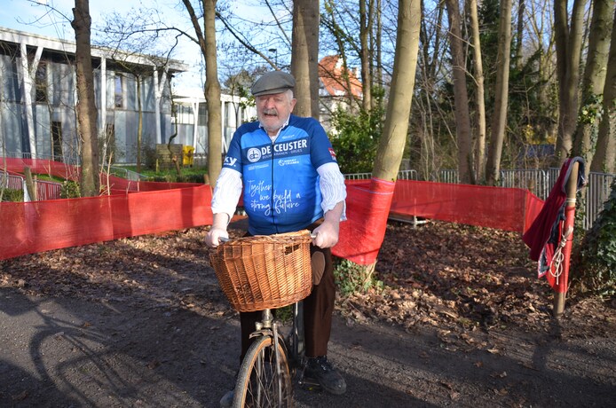 Nonkel Jef (84) trotseert parcours BK Cyclocross in Park ter Beuken ...