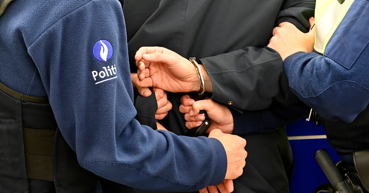 Koppel op step en fiets belandt in cel na uitdagen van politie | Sint ...