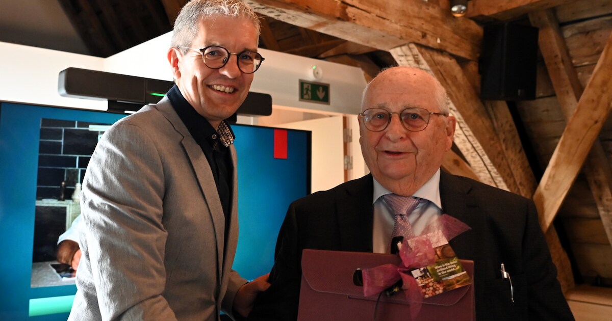 Davidsfonds Meulebeke blaast honderd kaarsjes uit | Meulebeke | HLN.be