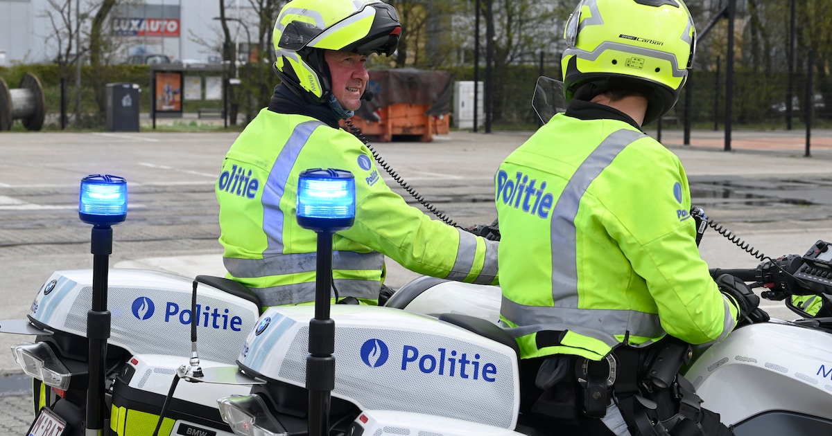 Politie pakt overladen vrachtwagens aan in Deurne | Antwerpen | HLN.be