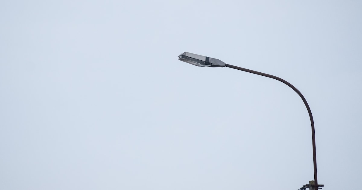 Man (54) onder invloed reed lantaarnpaal aan omdat hij “moest uitwijken ...