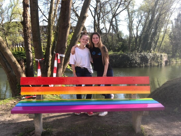 Na zoveelste vernieling van regenboogbank: Lotte en Cheyenne ...