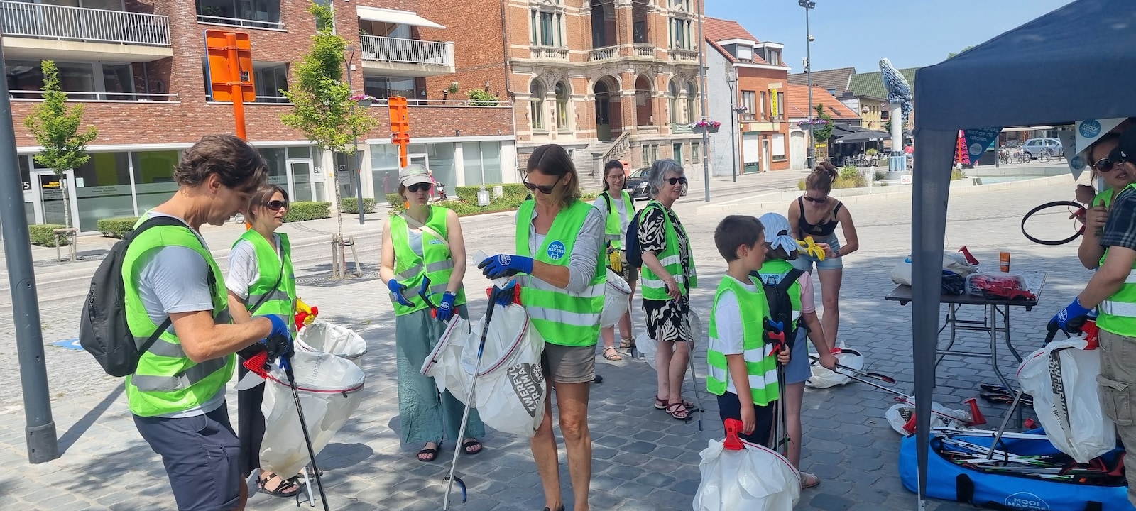 Vijftigtal vrijwilligers neemt deel aan gemeentelijke zwerfvuilactie ...