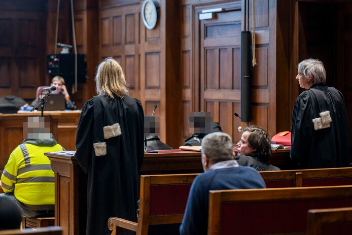 “Hij ruikt het bloed nog altijd”: garagist uit Lokeren hakt hand af van ...