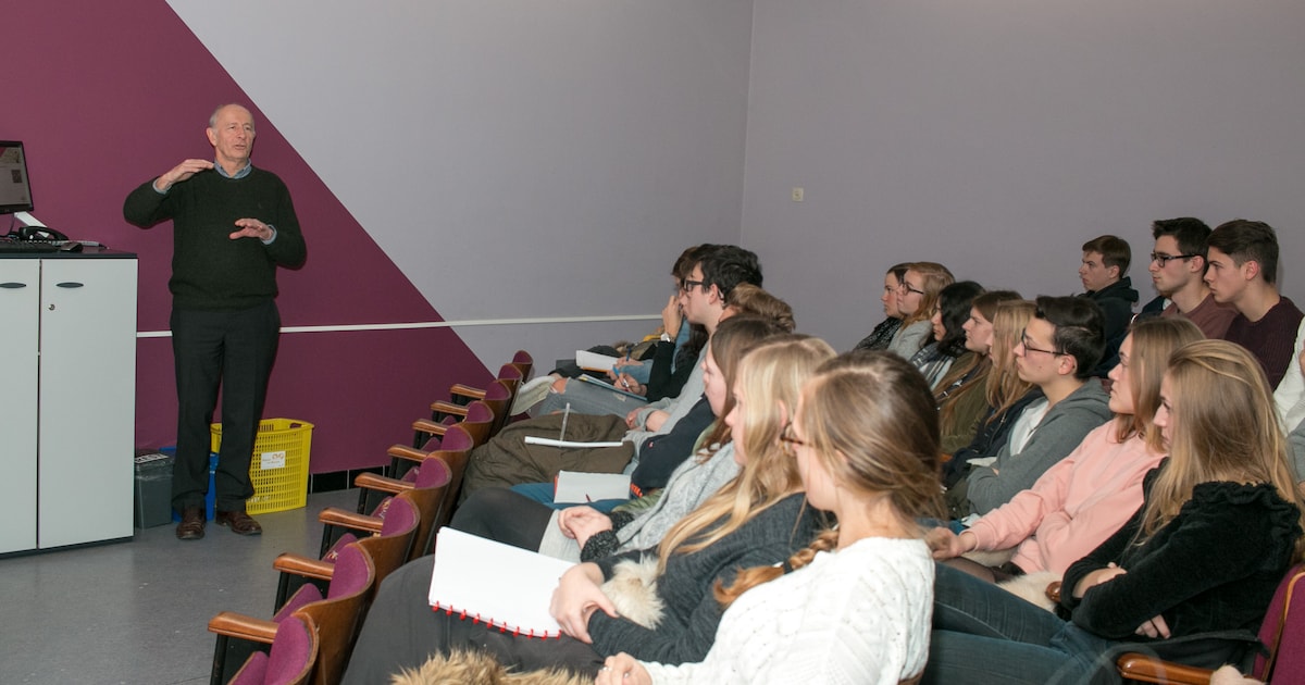 CEO Karel Cardoen als gids voor leerlingen Broederschool | Regio | HLN.be
