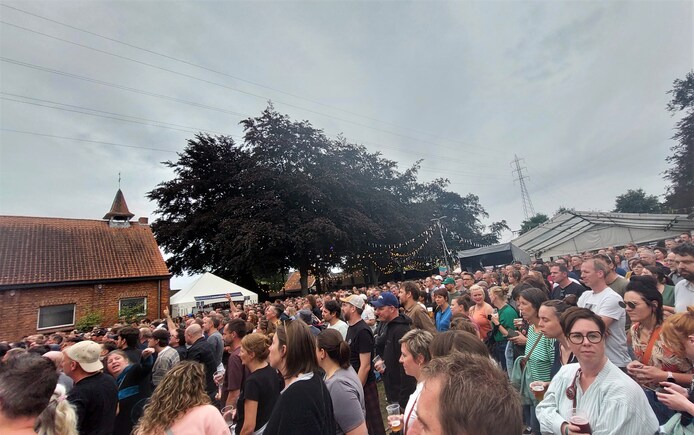 IN BEELD. 6.000 festivalgangers genieten van uitverkocht Rock Olmen ...