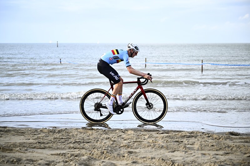 “Mijn tweede carrière begint vandaag”: Toon Aerts laat tranen de vrije ...