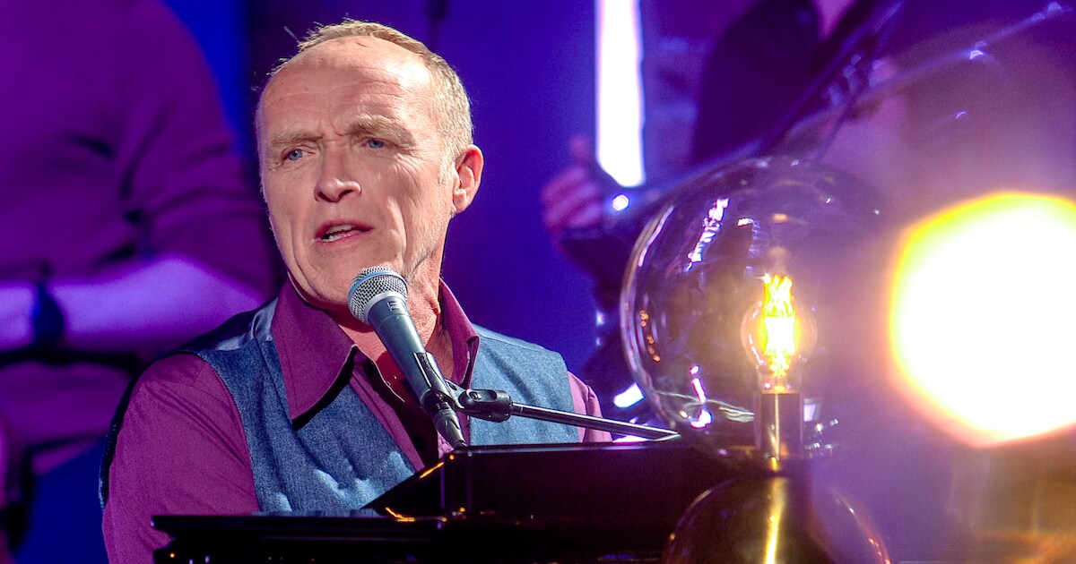 Stef Bos wou eerst acteren: “Maar ik zag Peter Van den Begin aan het werk en wist meteen dat het ...