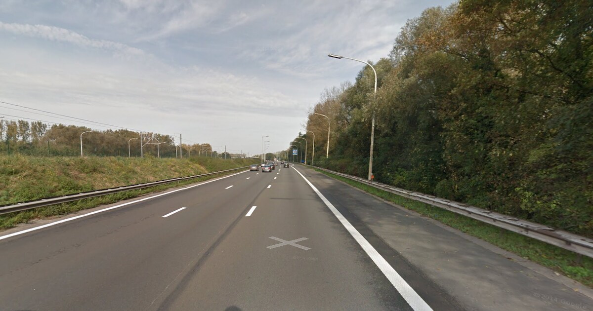 Twee rijstroken op E19 richting Brussel versperd door ongeval in ...