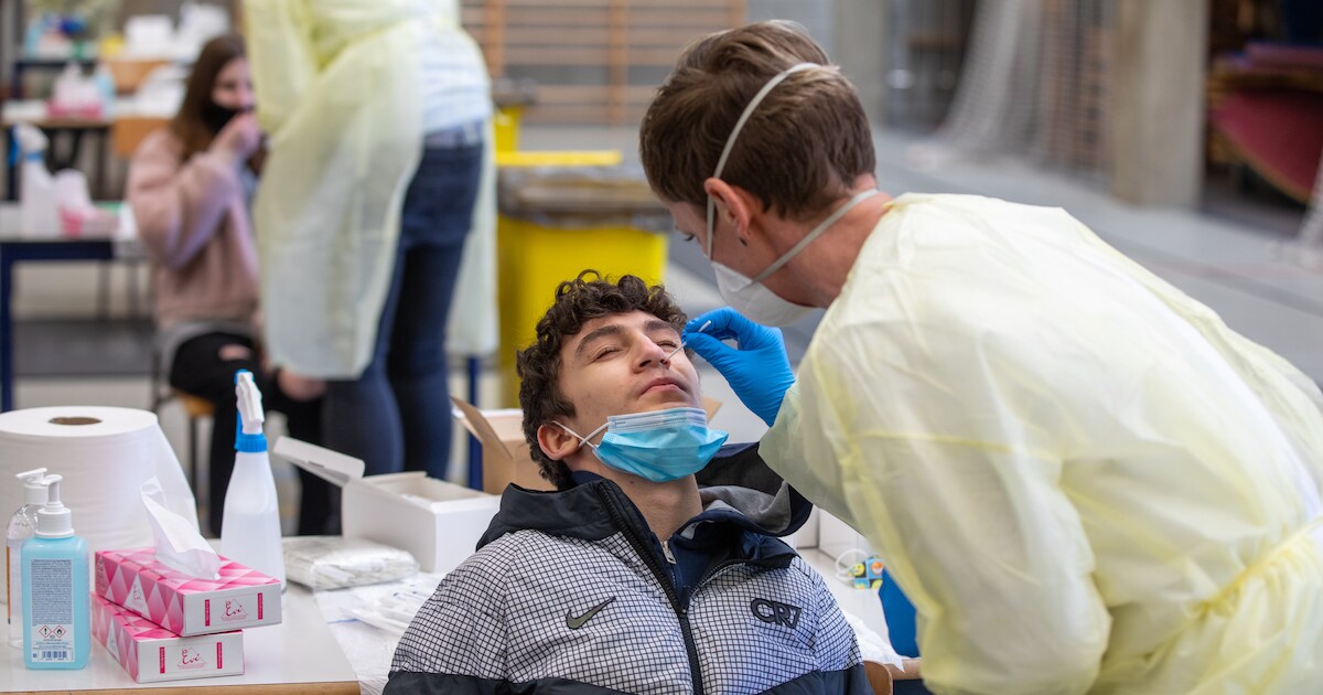Leerlingen Level X 3 Hasselt ondergaan massaal coronatest | Regio | HLN.be