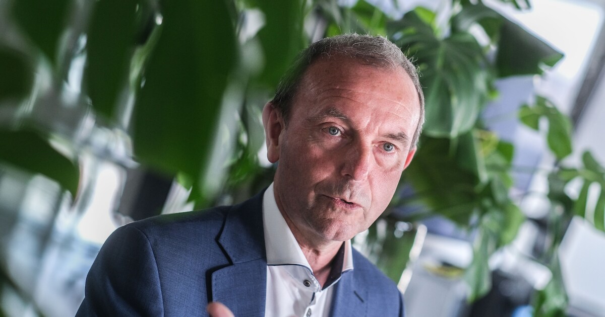 Burgemeester Jan (62) met nieuwe partij naar kiezer | Wielsbeke | HLN.be