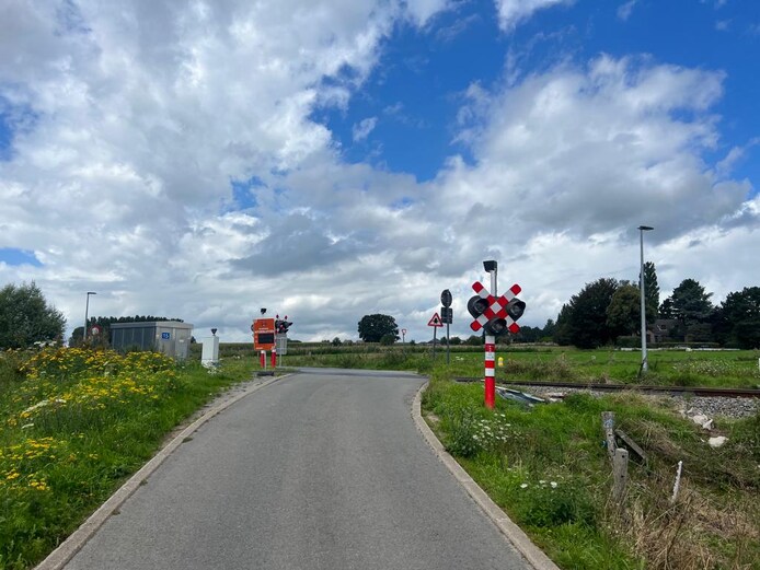 Overweg Beekstraat afgesloten | Erpe-Mere | hln.be