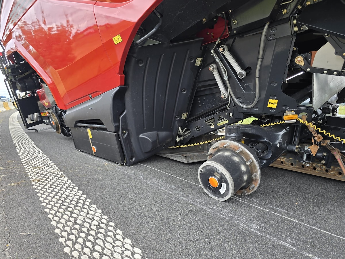 Uitzonderlijk transport verliest 21 ton zware pikdorsmachine in bocht ...