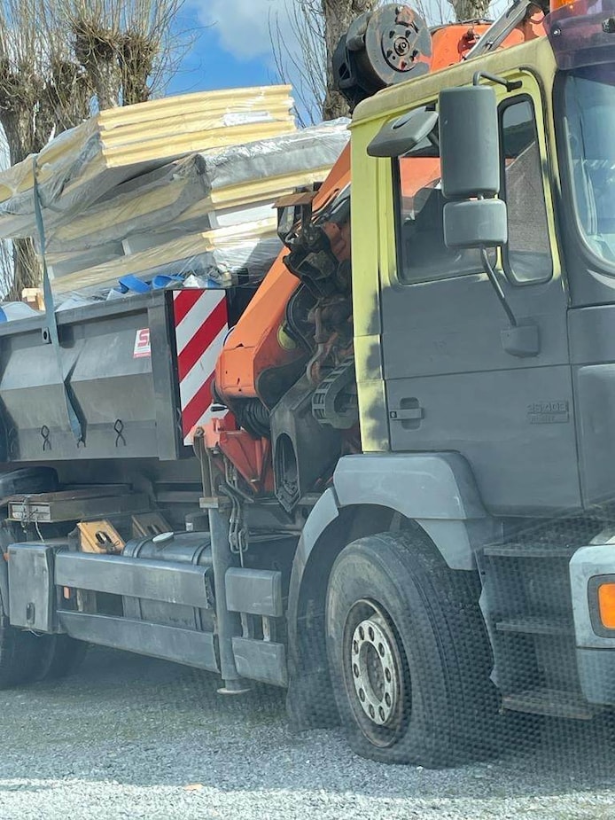 Dakwerker vindt vrachtwagen terug met 5 doorboorde banden: “Vandaal is ...