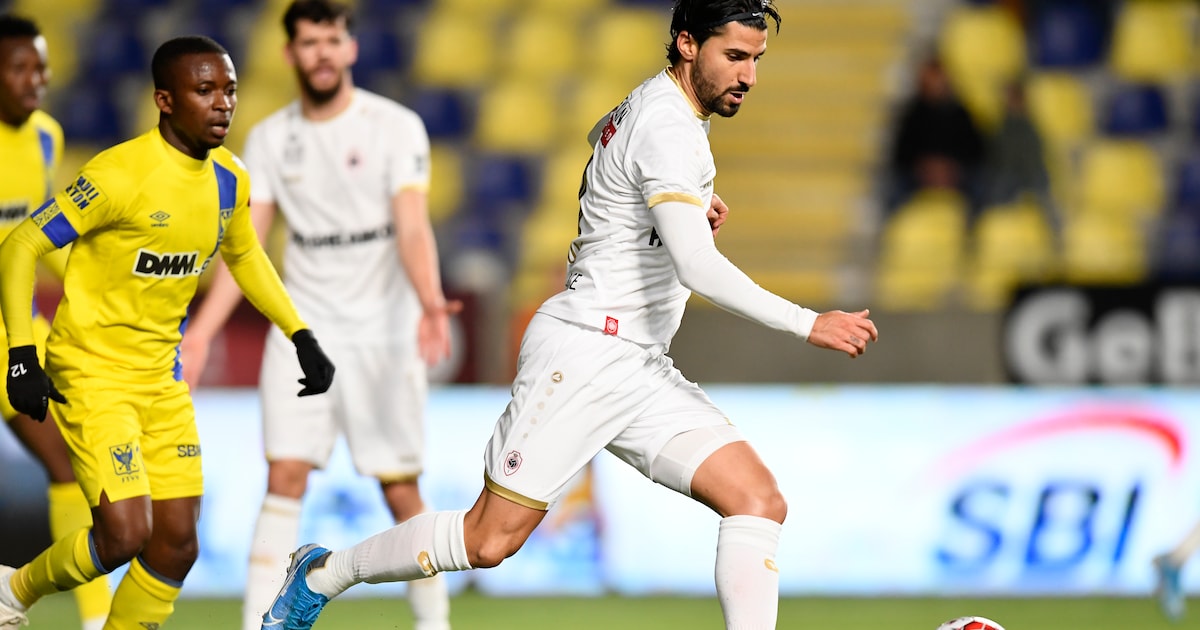 ‘Goddeloos’ Antwerp ontsnapt aan nederlaag op Stayen na penaltygoal ...