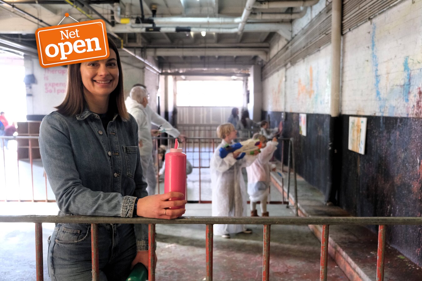 NET OPEN. Gooien met verf en schilderen met wc-borstels: Anke laat ‘art ...