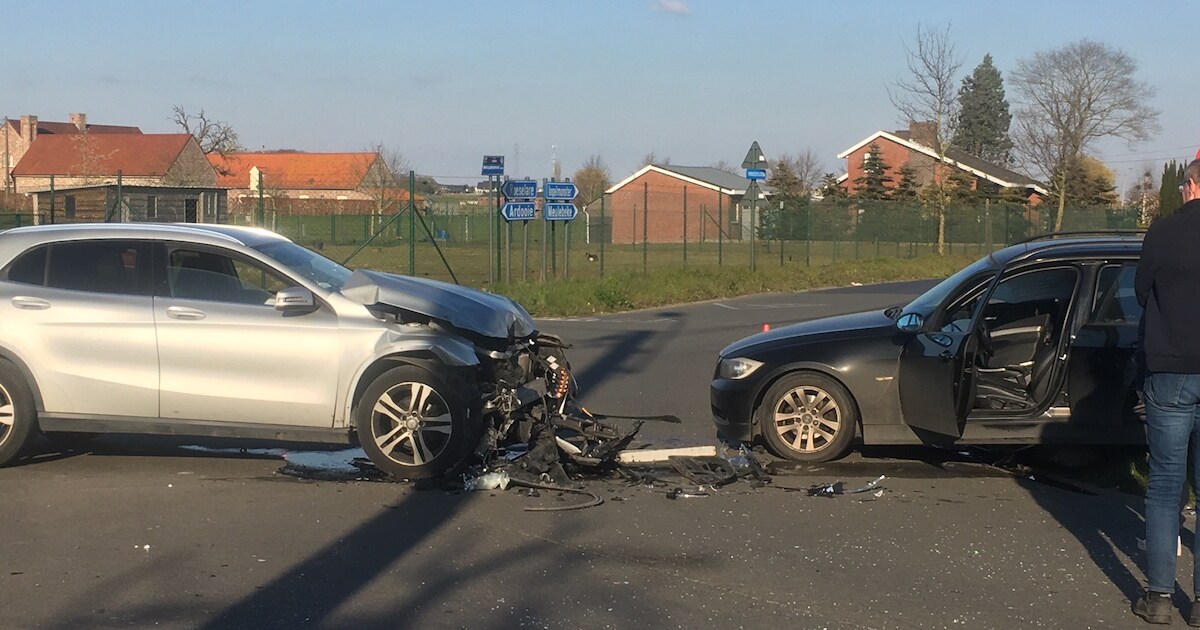 Twee gewonden bij botsing aan kruispunt in Emelgem | Izegem | HLN.be