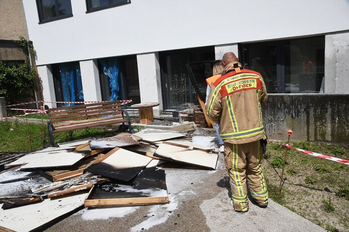 Bouwafval vat vuur aan nieuwbouw naast ACV-gebouw: brand snel onder ...
